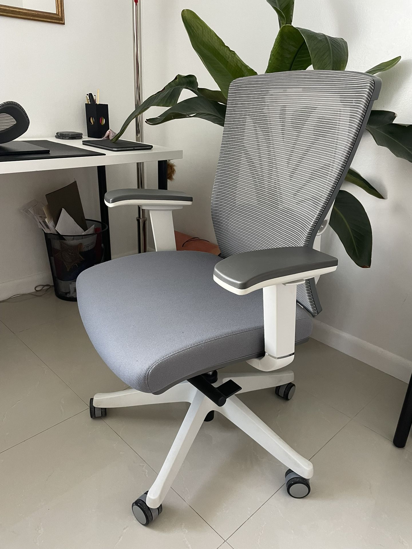 Autonomous Ergonomic Desk Chair for Sale in Miami Beach, FL - OfferUp
