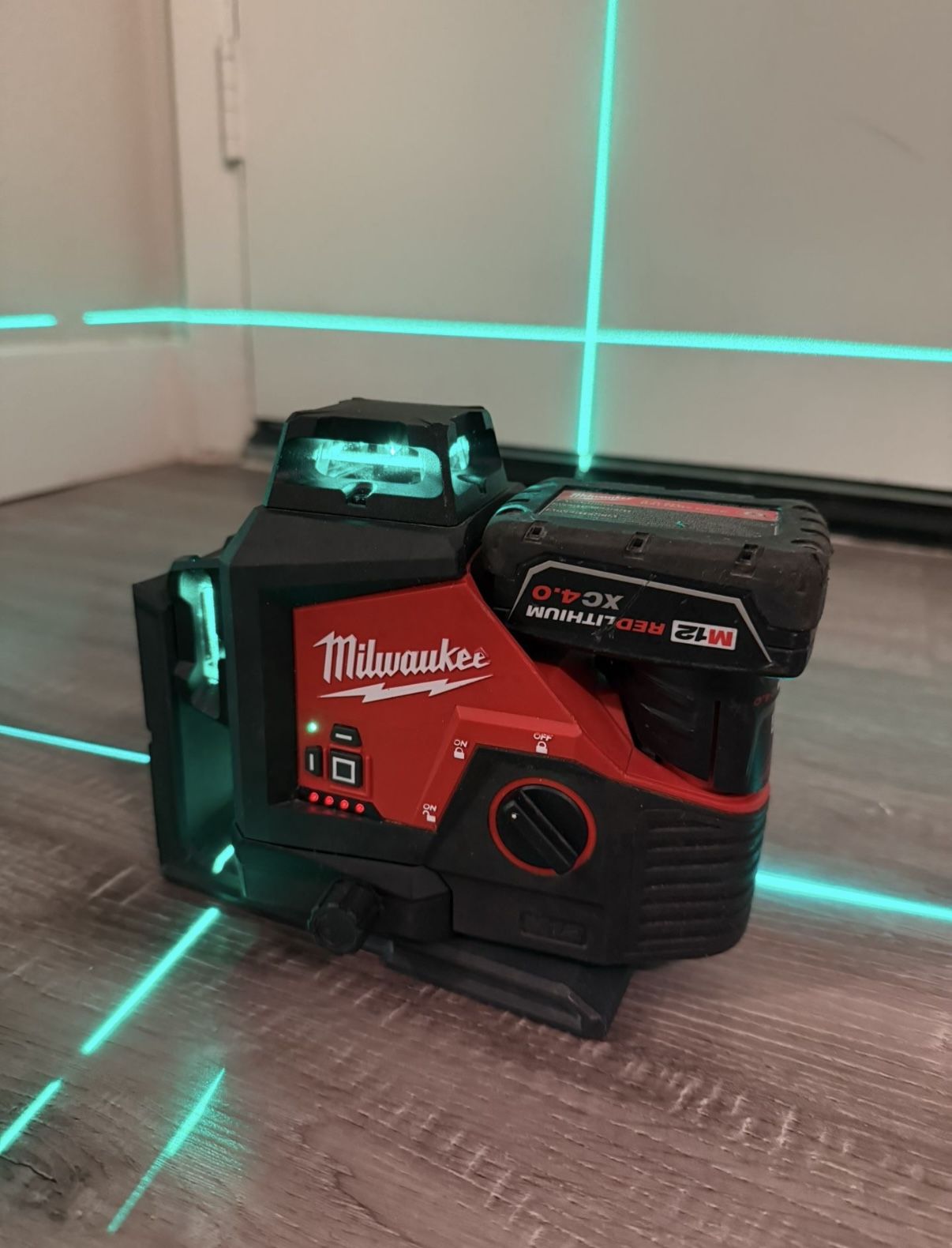 Milwaukee Laser Green 250 ft. 3-Plane Laser Level with One 4.0 Ah ...