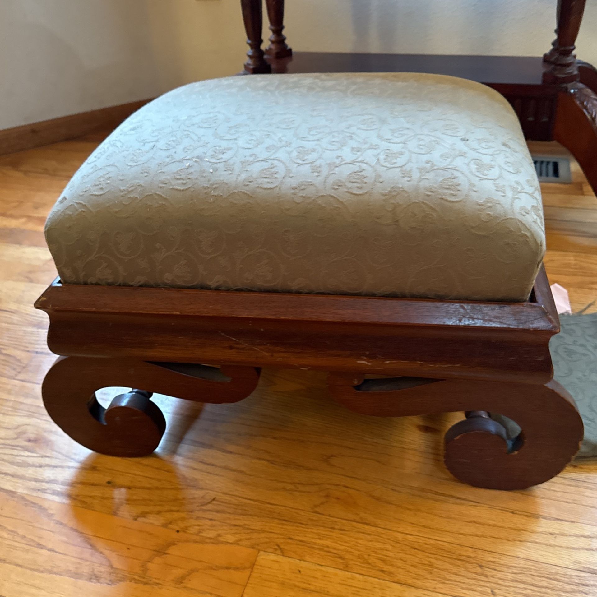 Antique Foot Stool for Sale in Covington, WA - OfferUp