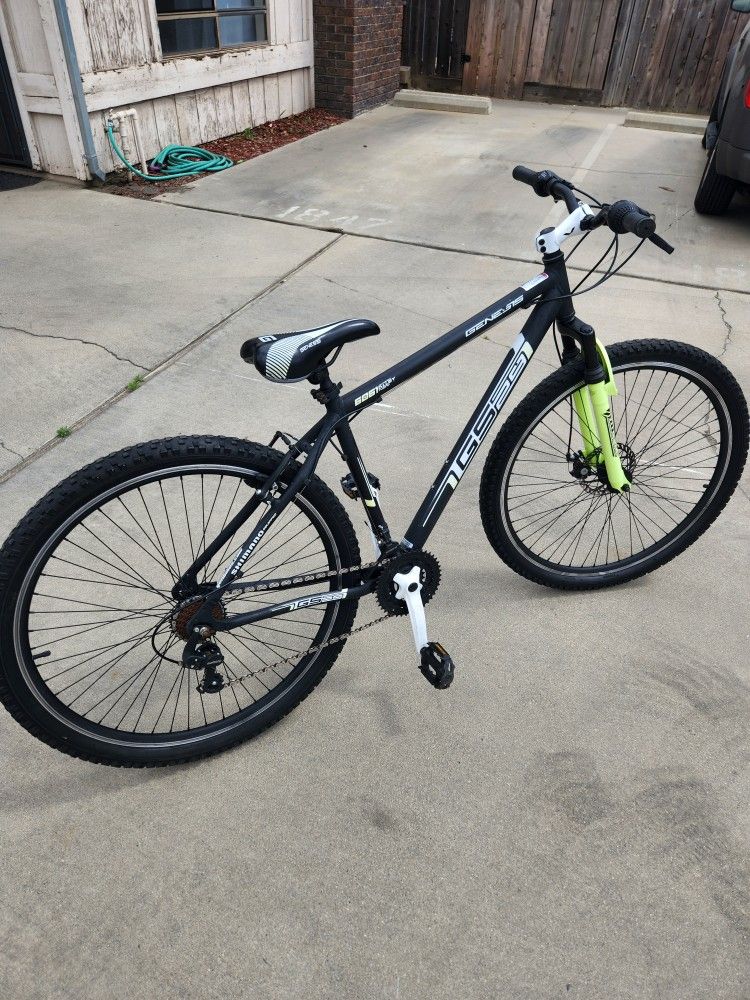 29 inch Genesis mountain bike bicycle. for Sale in Visalia, CA - OfferUp