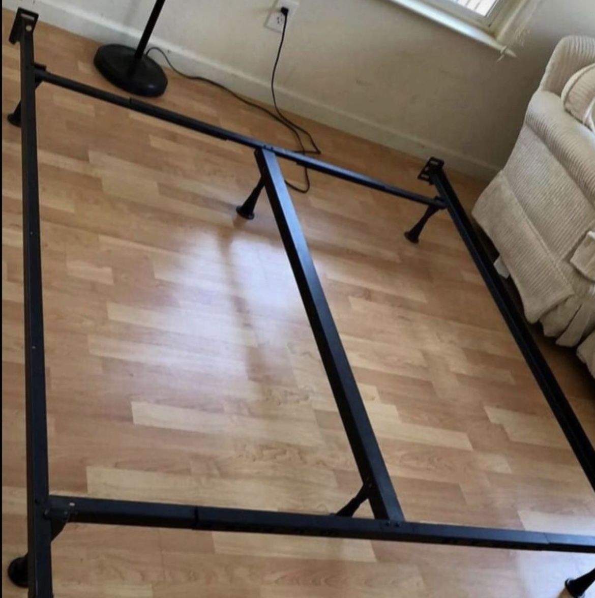 CAL KING / KING SIZE METAL BED FRAME BRAND NEW) (IN BOX)