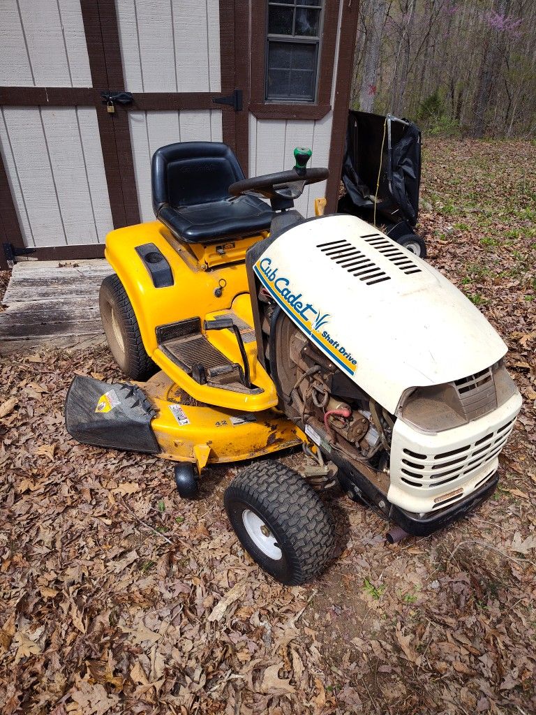 Club Cadet Riding Lawn Mower W Leaf Catcher for Sale in Pfafftown, NC - OfferUp