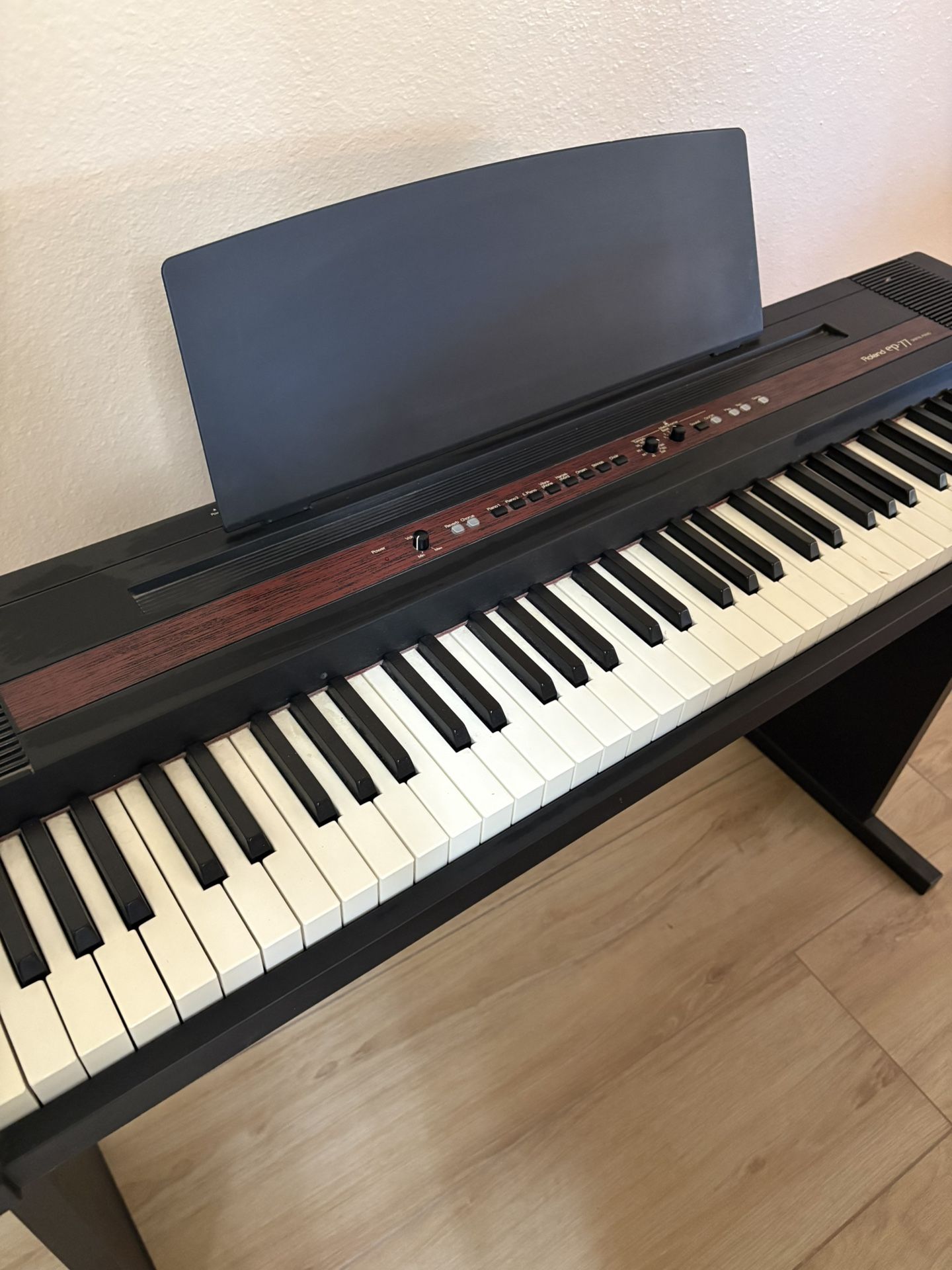 Roland Ep 77 Electric Piano Withstand Excellent Condition for Sale in ...
