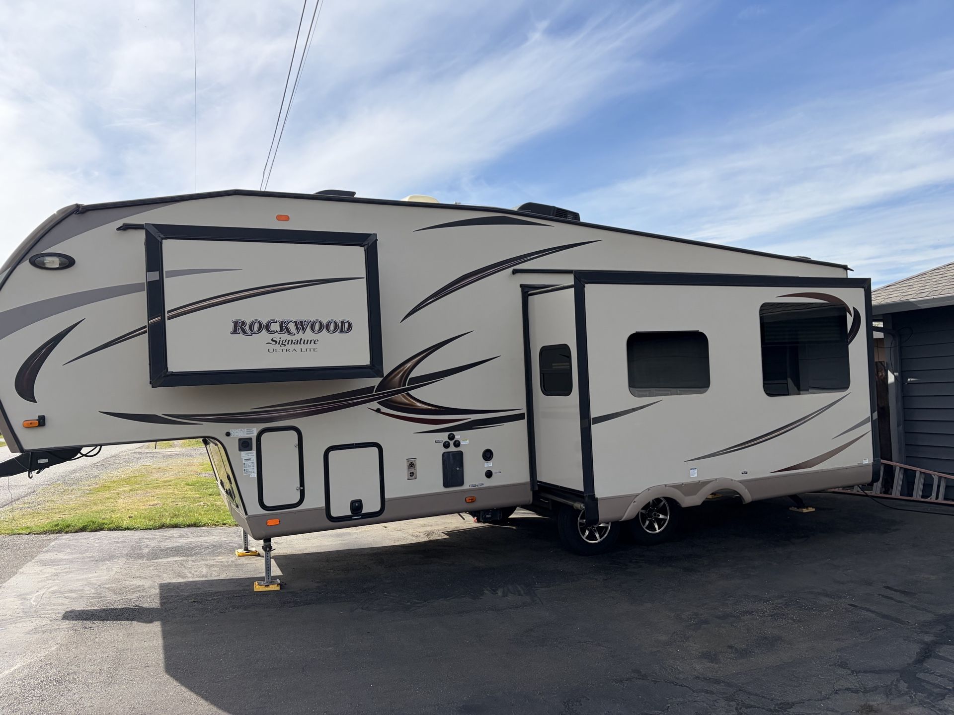 5th Wheel Camper 2017 Rockwood 32 ft for Sale in Renton, WA - OfferUp