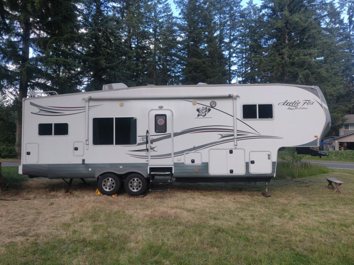 2012 Arctic Fox Fifth Wheel trailer for Sale in Auburn, WA - OfferUp