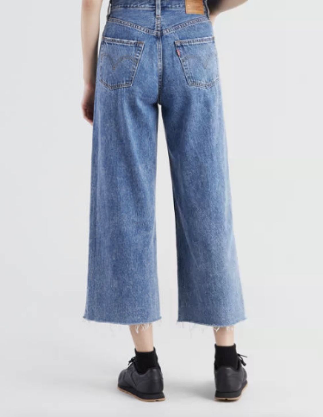 RIBCAGE PLEATED CROPPED WOMEN S JEANS NWT Levi s highest high rise jeans. Features a wide cropped