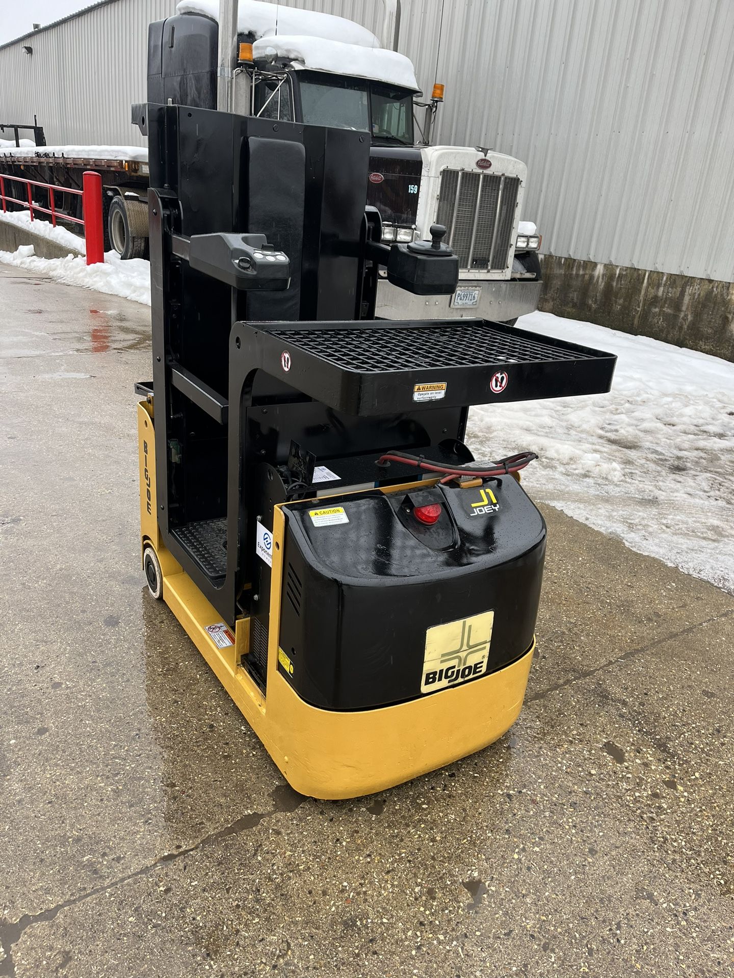 BIG JOEY J1-126. 10.5FT MAX LIFT HIGH,24V BATTERY PACK W/ BUILD IN ...