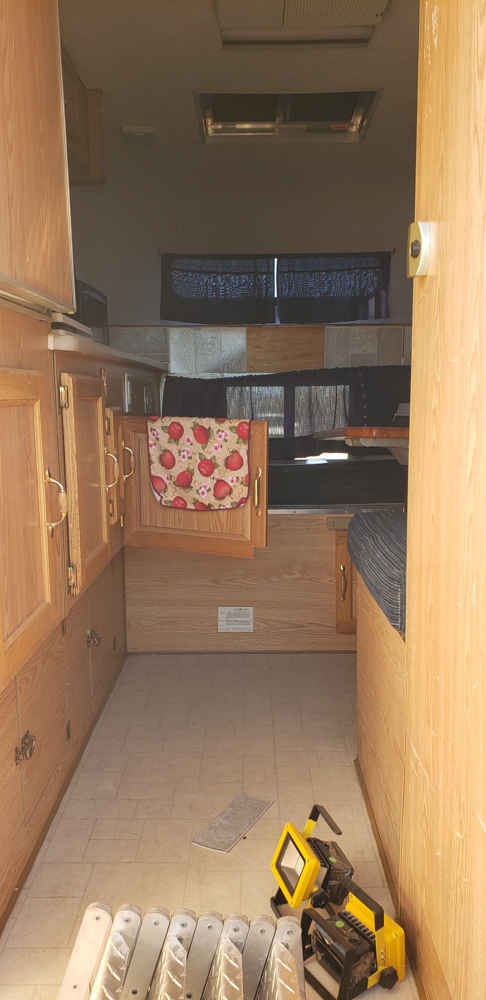 2005 six pac cab over camper for Sale in Phoenix, AZ - OfferUp