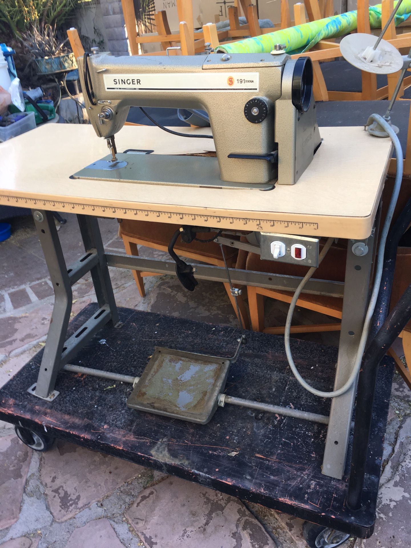 SINGER COMMERCIAL SEWING MACHINE 191 for Sale in Las Vegas, NV - OfferUp