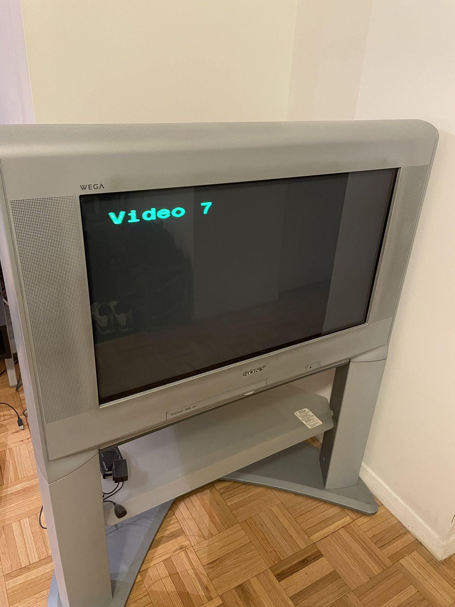 Sony Trinitron WEGA Flat Widescreen 30 Inches With Stand for Sale in ...