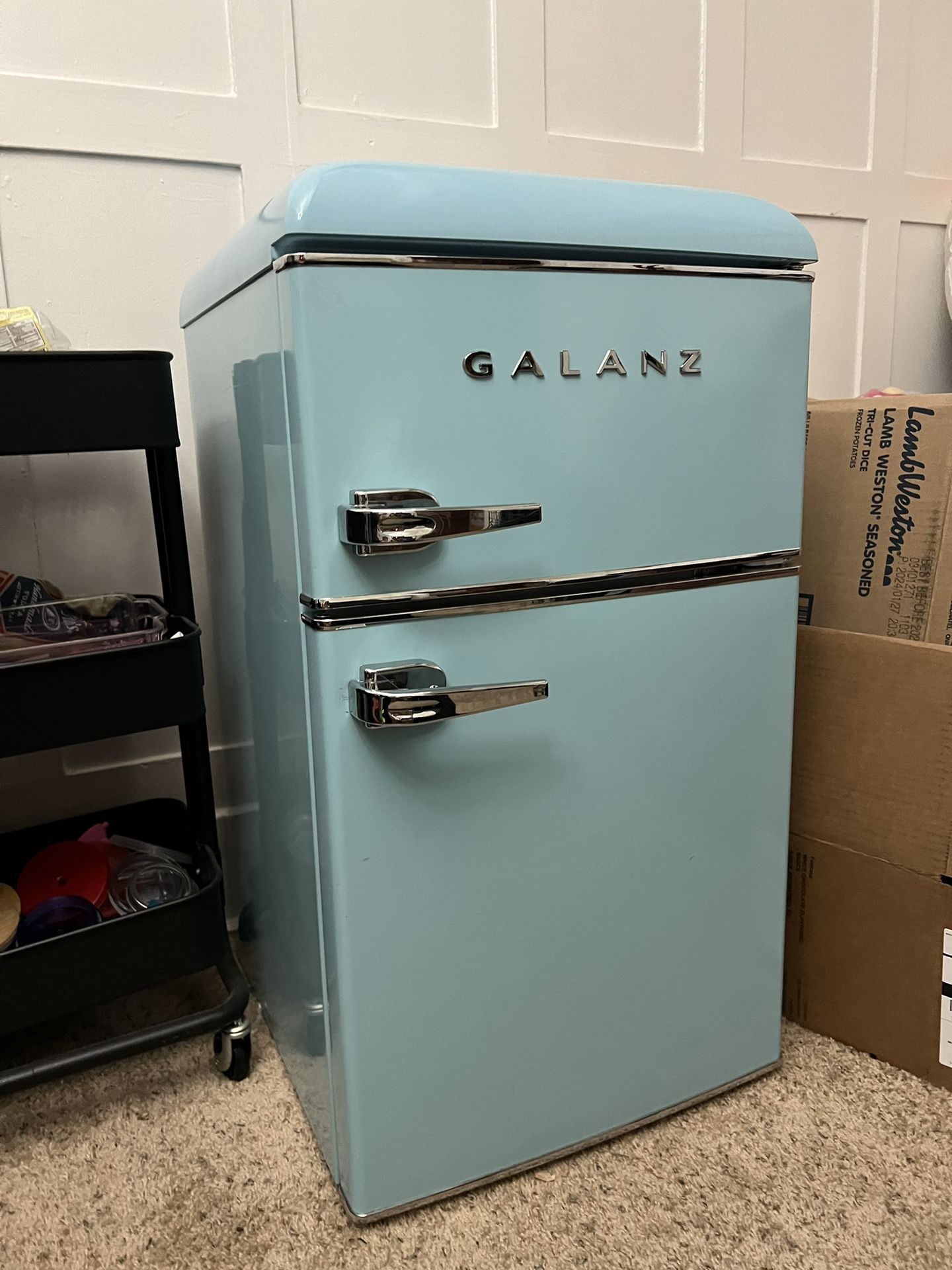 Retro style mini fridge for Sale in Tacoma, WA - OfferUp