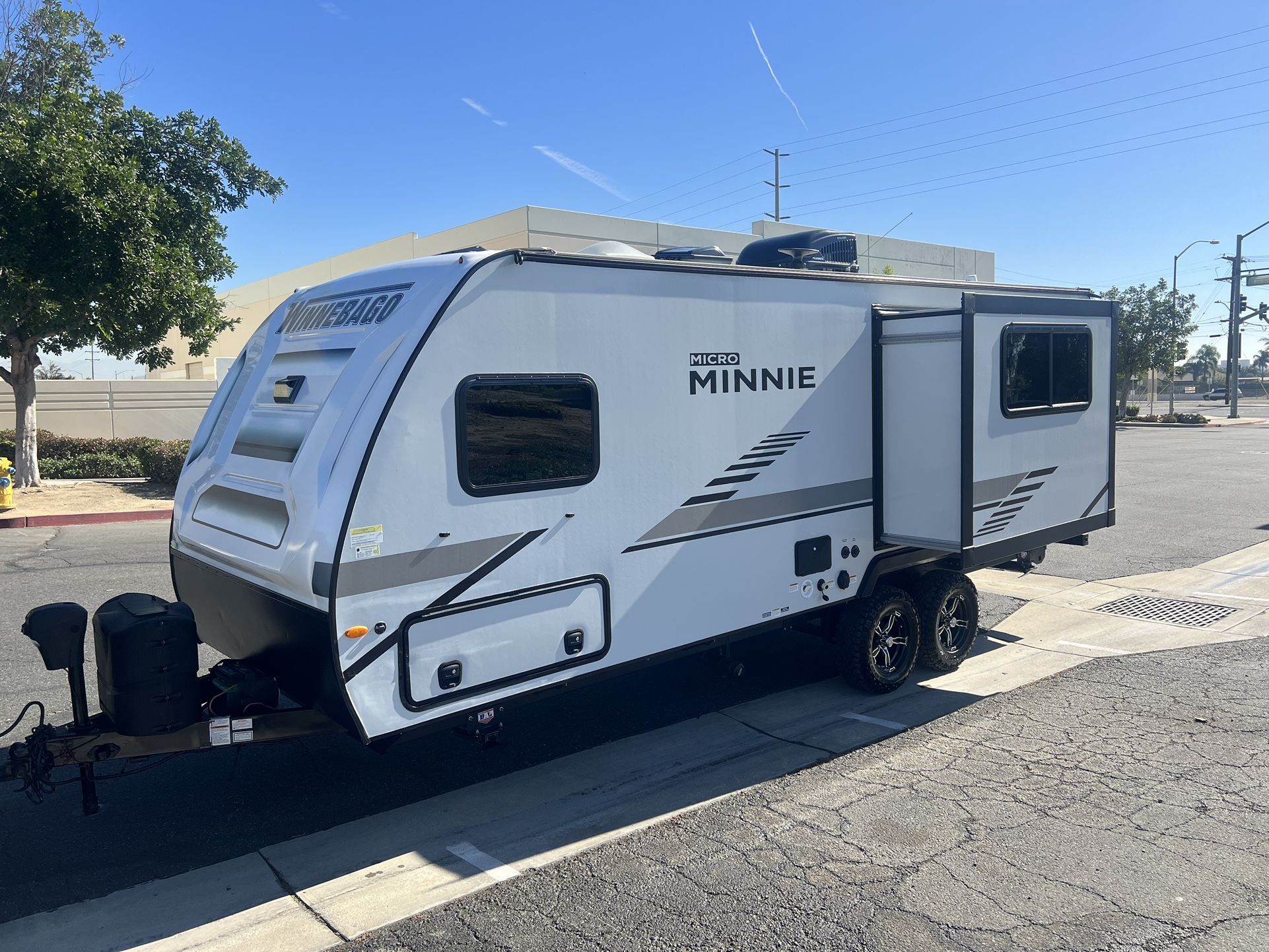 2022 Winnebago Micro Winnie 22Ft Slps 5-6 w/slide great shape mustsee ...