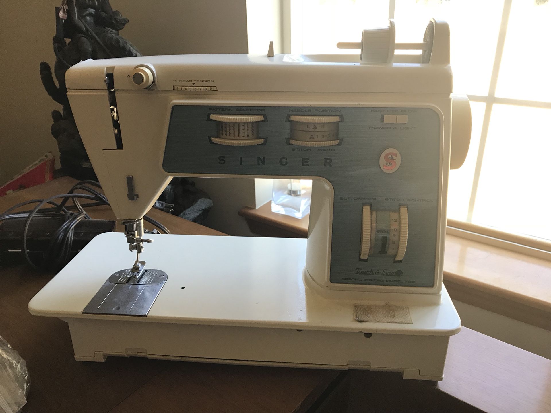 1970s Singer Sewing Machine w/ Table for Sale in Onalaska, WA - OfferUp