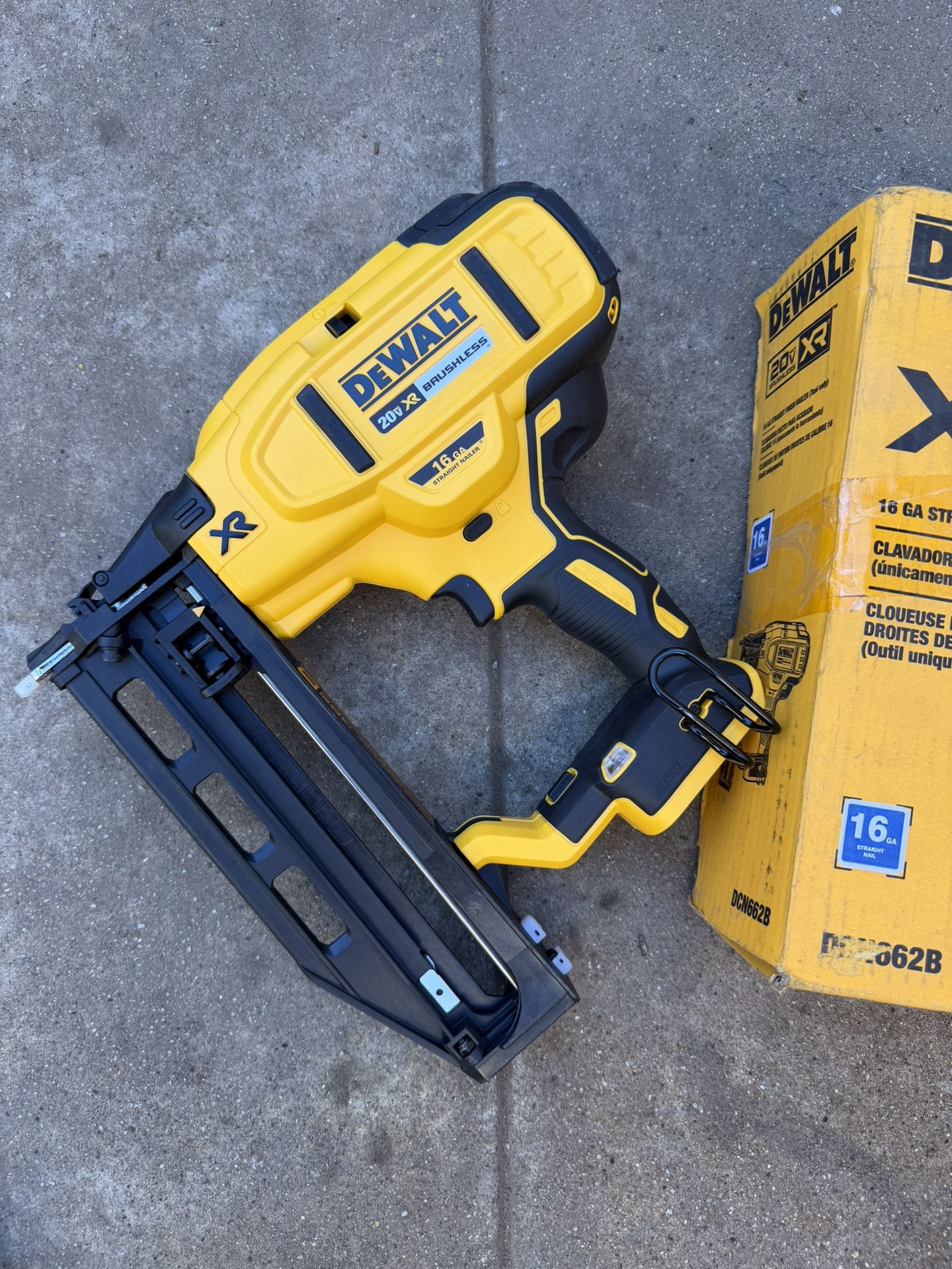 DEWALT 20V MAX XR 16-Gauge Lithium-lon Cordless Finish Nailer (Tool ...