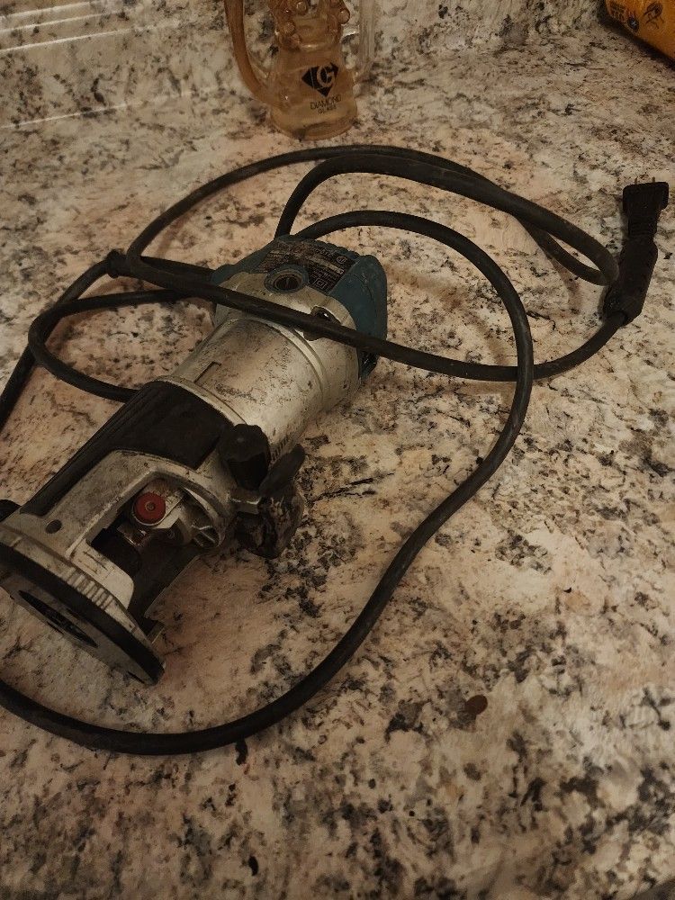 Makita 1 1/4 Horsepower Router Power tools