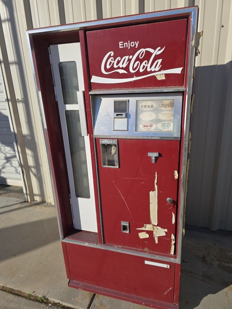 Vintage Coca Cola Vending Machine Man Cave Project for Sale in Quartz ...