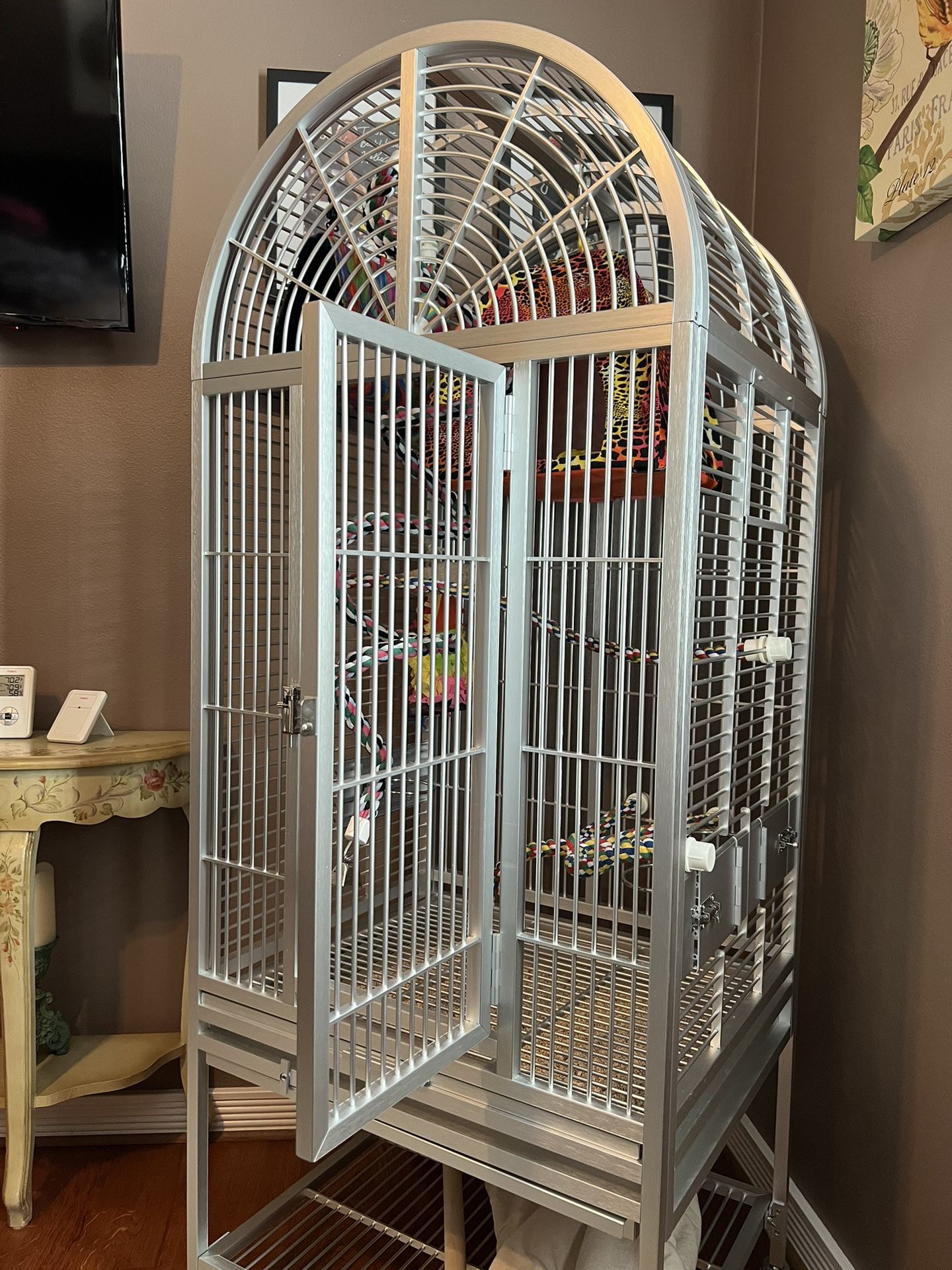 Aluminum Bird Cage with Dome Top for Sale in Lakewood, CA - OfferUp