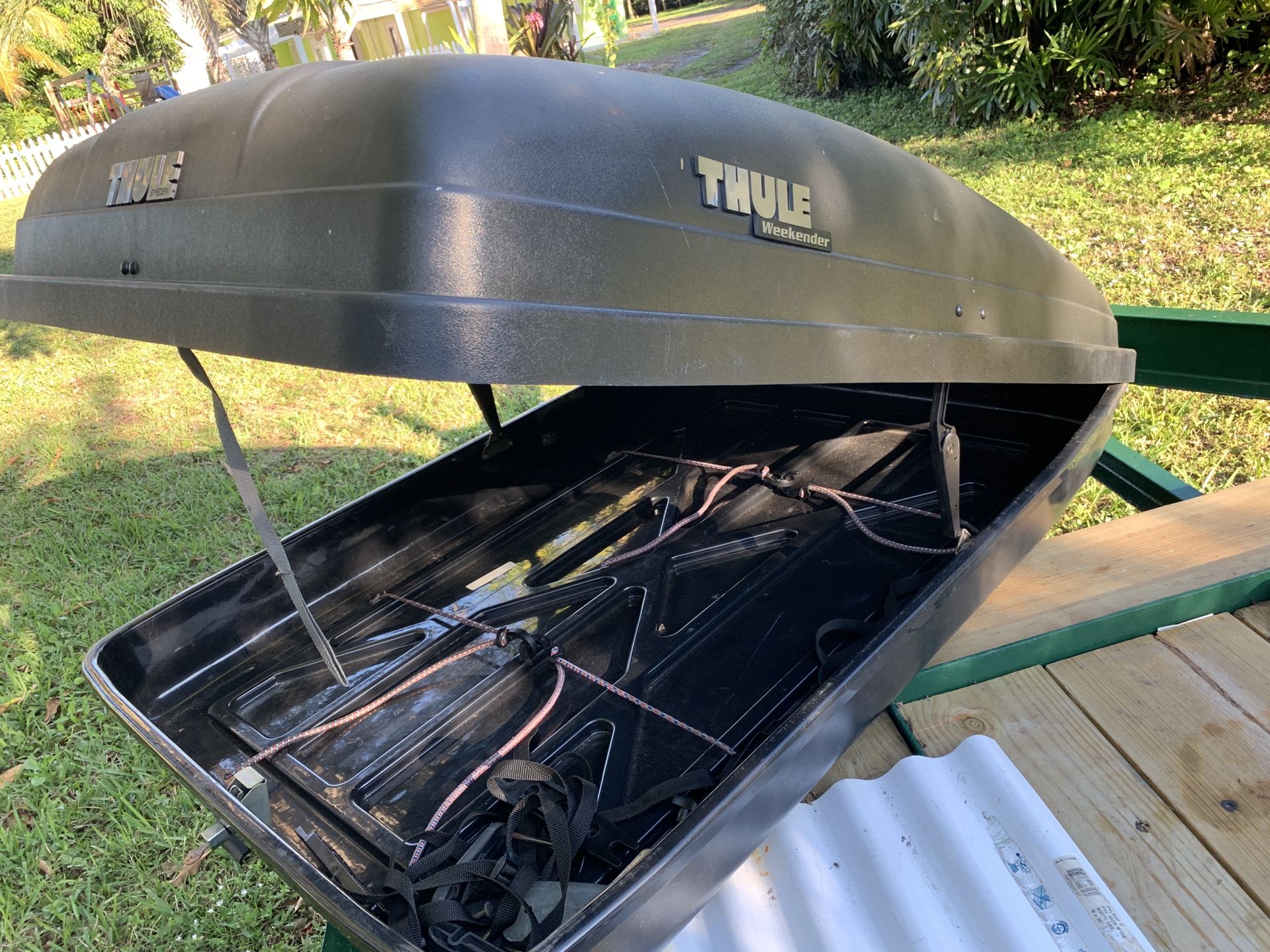 Thule weekender roof mount cargo box for Sale in Boynton Beach, FL ...
