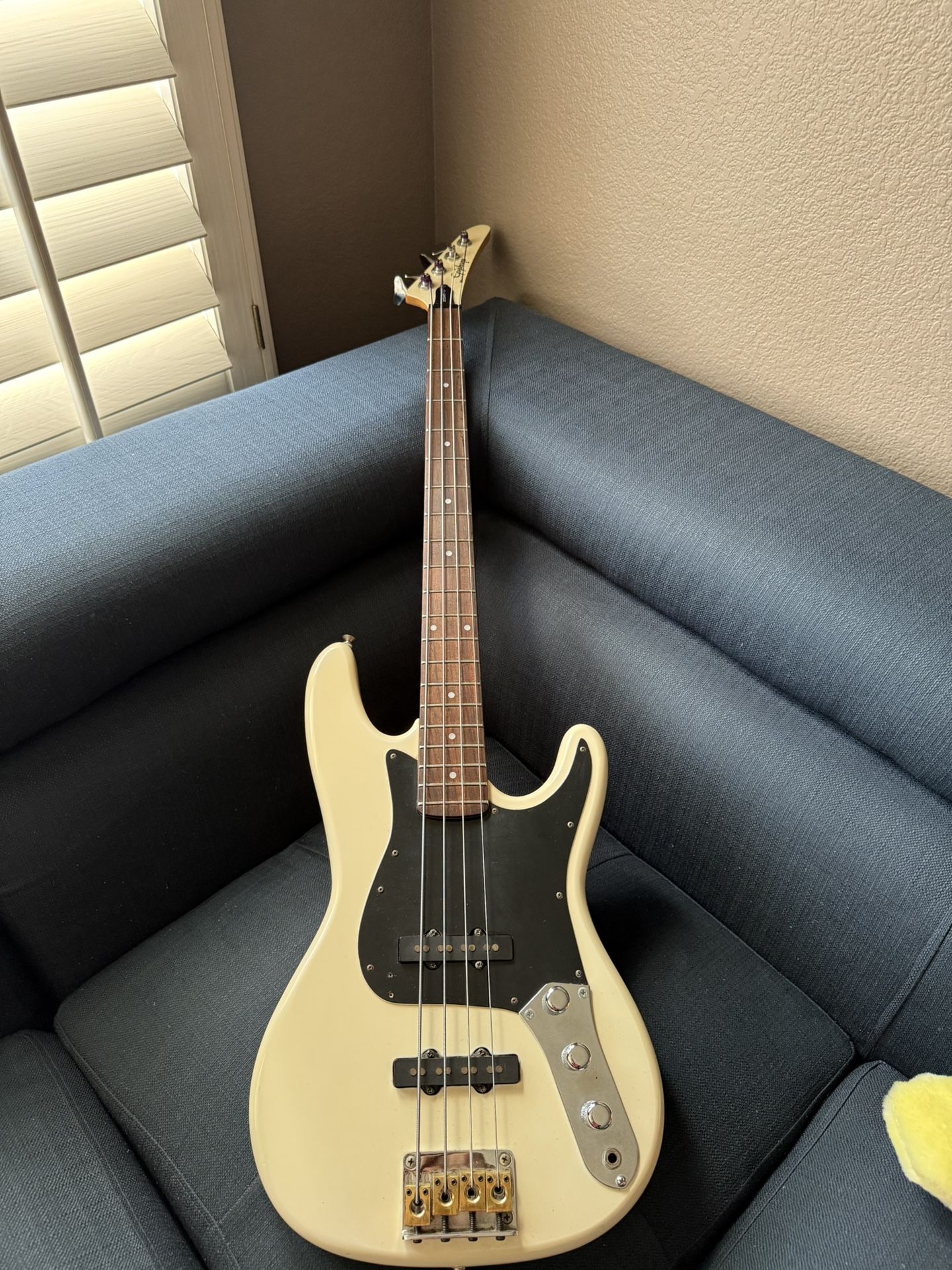Epiphone Jazz Style Bass Guitar for Sale in Las Vegas, NV - OfferUp