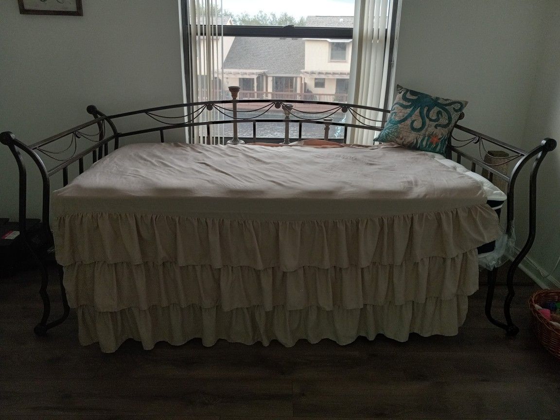 Wrought Iron Daybed for Sale in West Palm Beach, FL - OfferUp