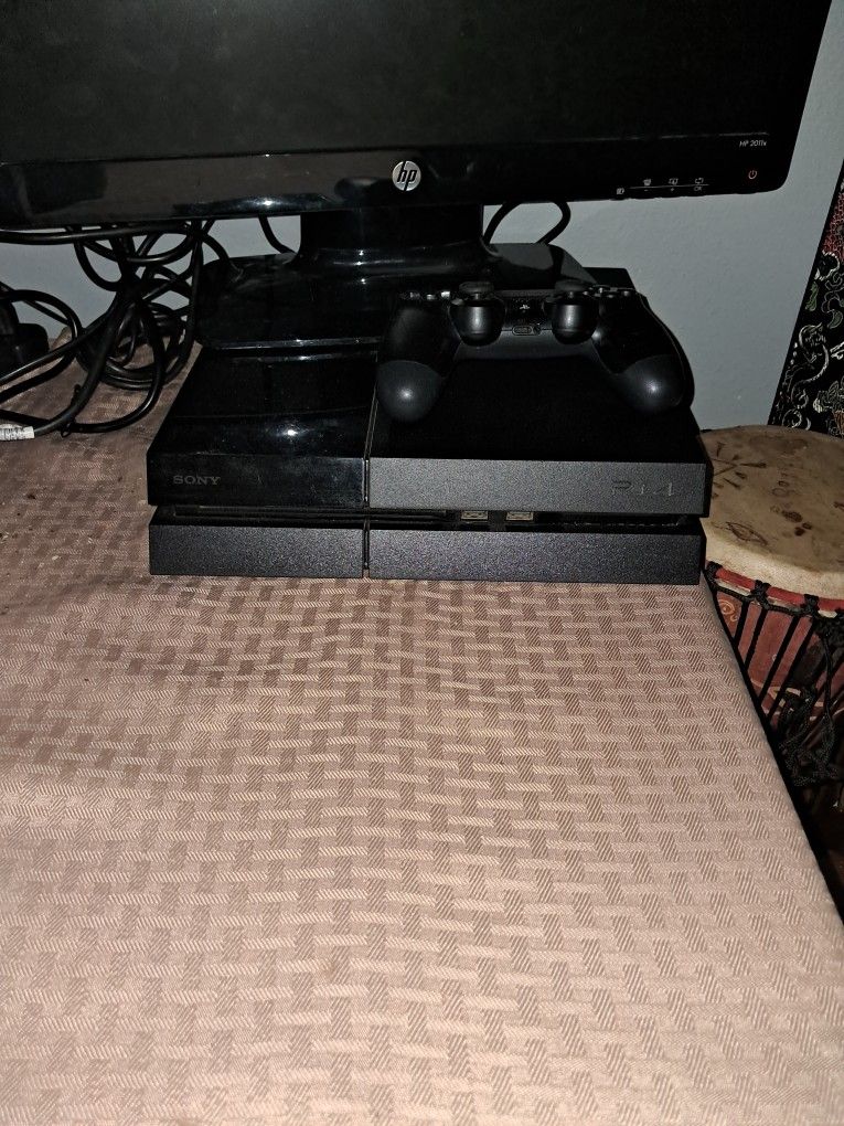 PS4 With 1 Controller for Sale in Seattle, WA - OfferUp