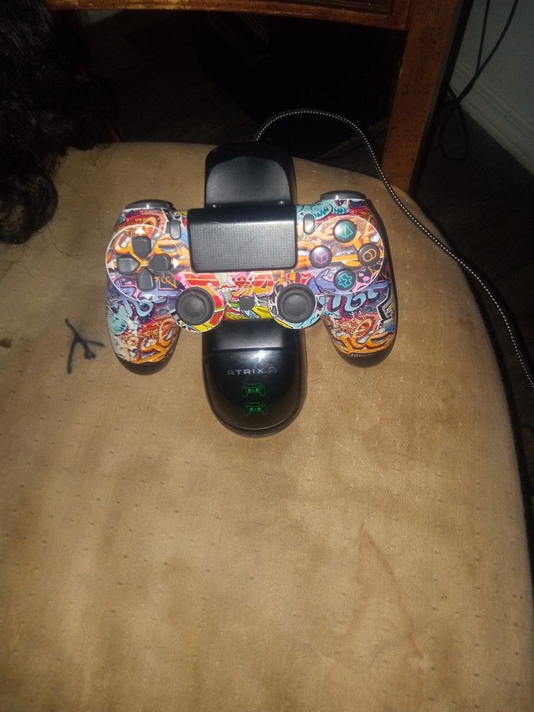 Ps4 Controller/ w Atrix Charging Dock for Sale in Linda, CA - OfferUp