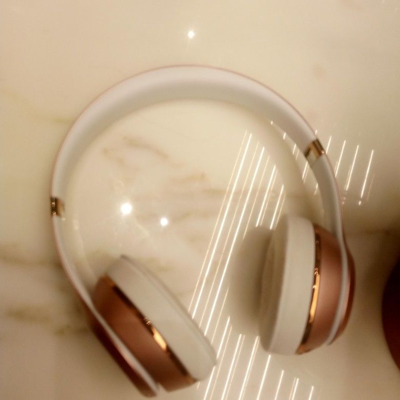 Beats Solo 3 Rose Gold Wireless for Sale in Los Angeles, CA - OfferUp