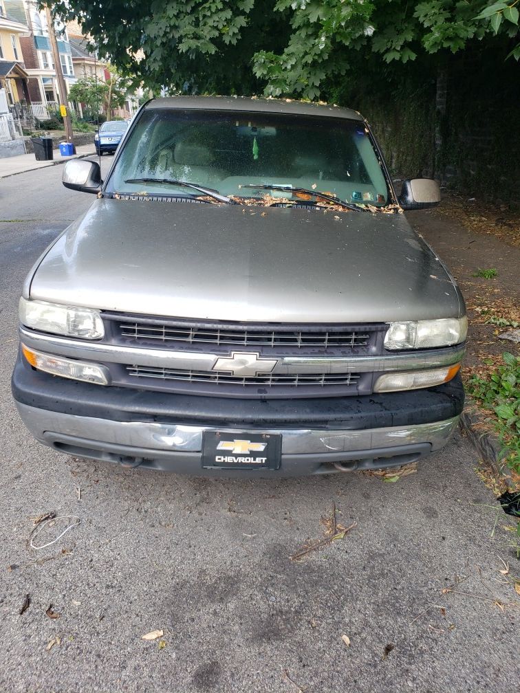 99 Chevy silverado 4*4 z71 5.3 v8 runs and shifts great body damage ...