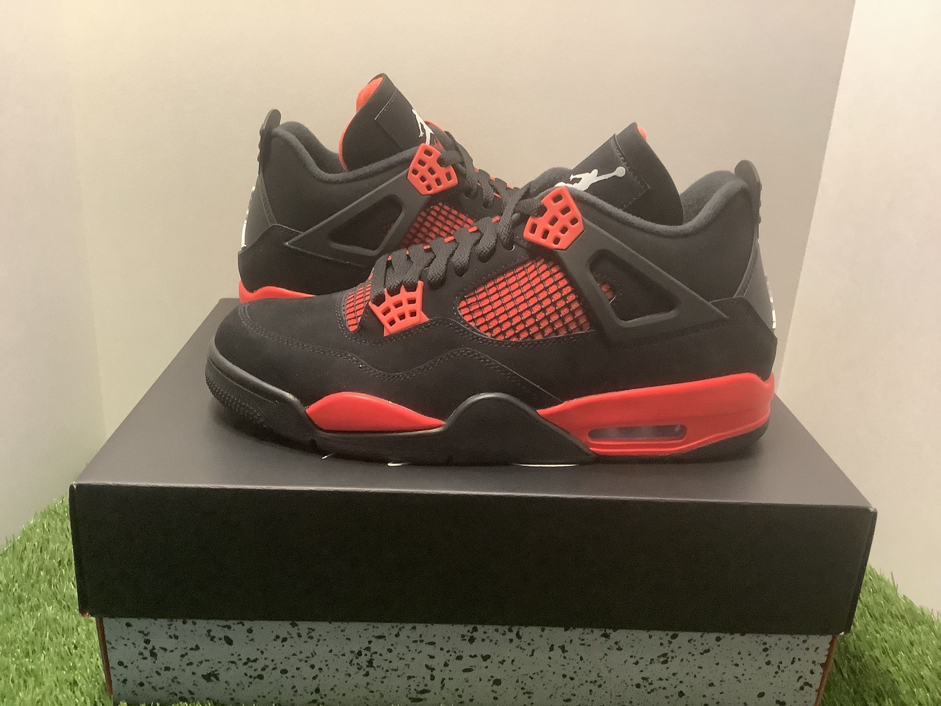 Jordan 4 Red Thunder DS Size 10 for Sale in Newark, CA - OfferUp