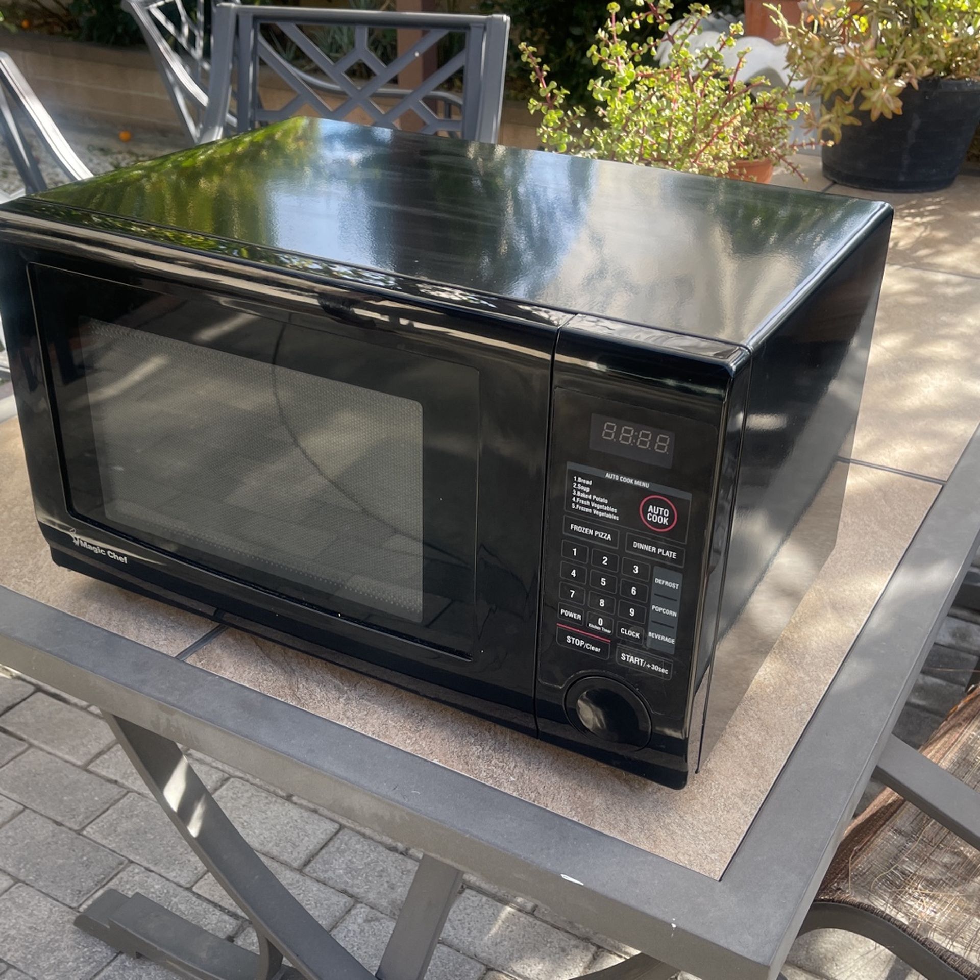 Magic chef Microwave 20 W 11 H 13.5 D for Sale in Los Angeles, CA - OfferUp