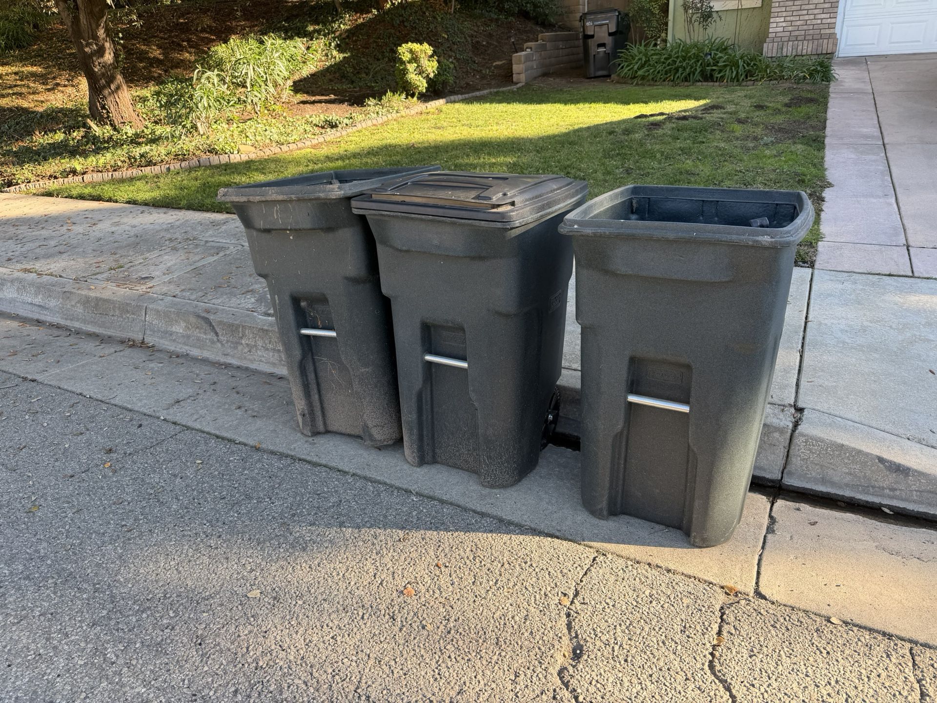 FREE TRASH CANS! for Sale in Glendora, CA - OfferUp