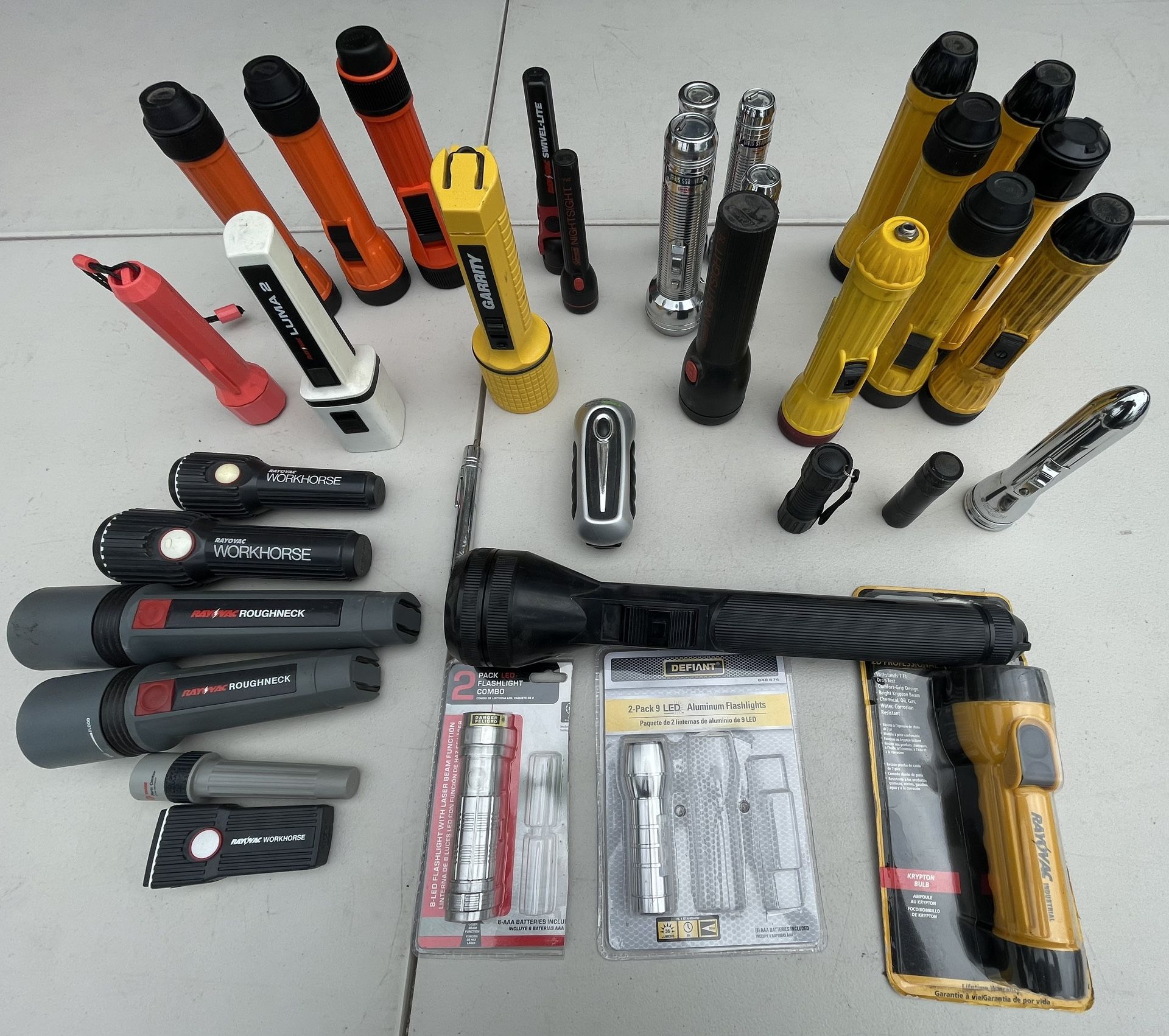 Large Box Bundle Flashlights & Worklights for Sale in Edgewood, WA ...