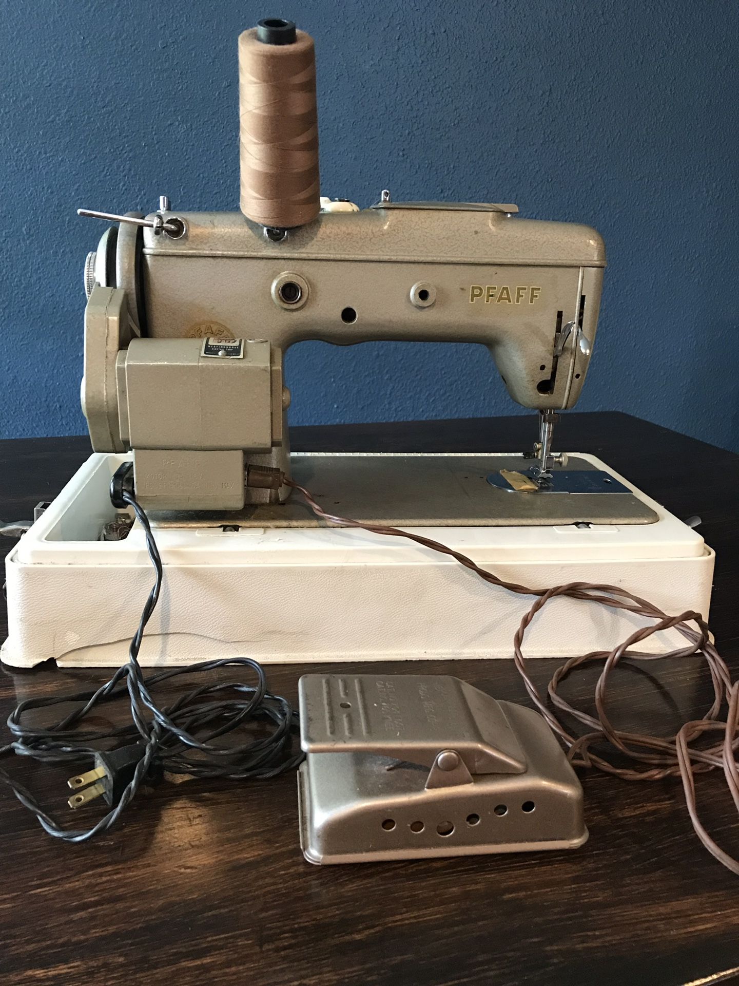 Pfaff 230 heavy duty sewing machine for Sale in Dallas, TX - OfferUp