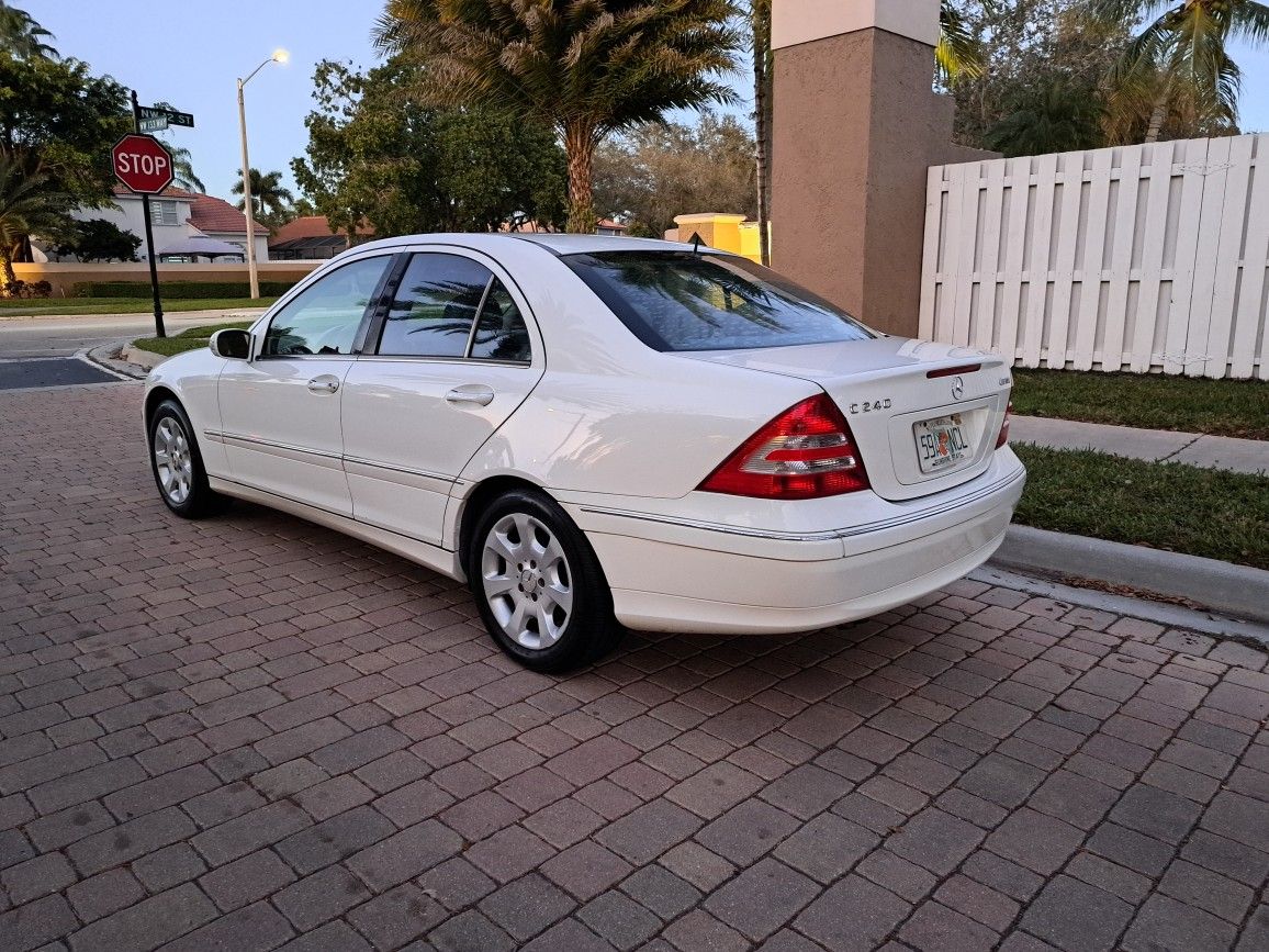 2005 MERCEDES BENZ C240 4MATIC for Sale in Fort Lauderdale, FL - OfferUp