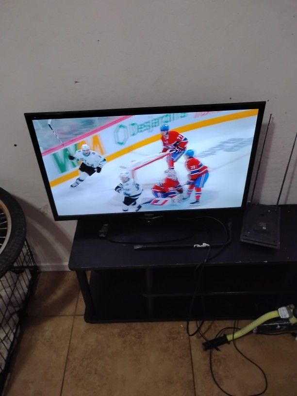 30 Inch Flat screen (No Remote) for Sale in Laveen Village, AZ - OfferUp