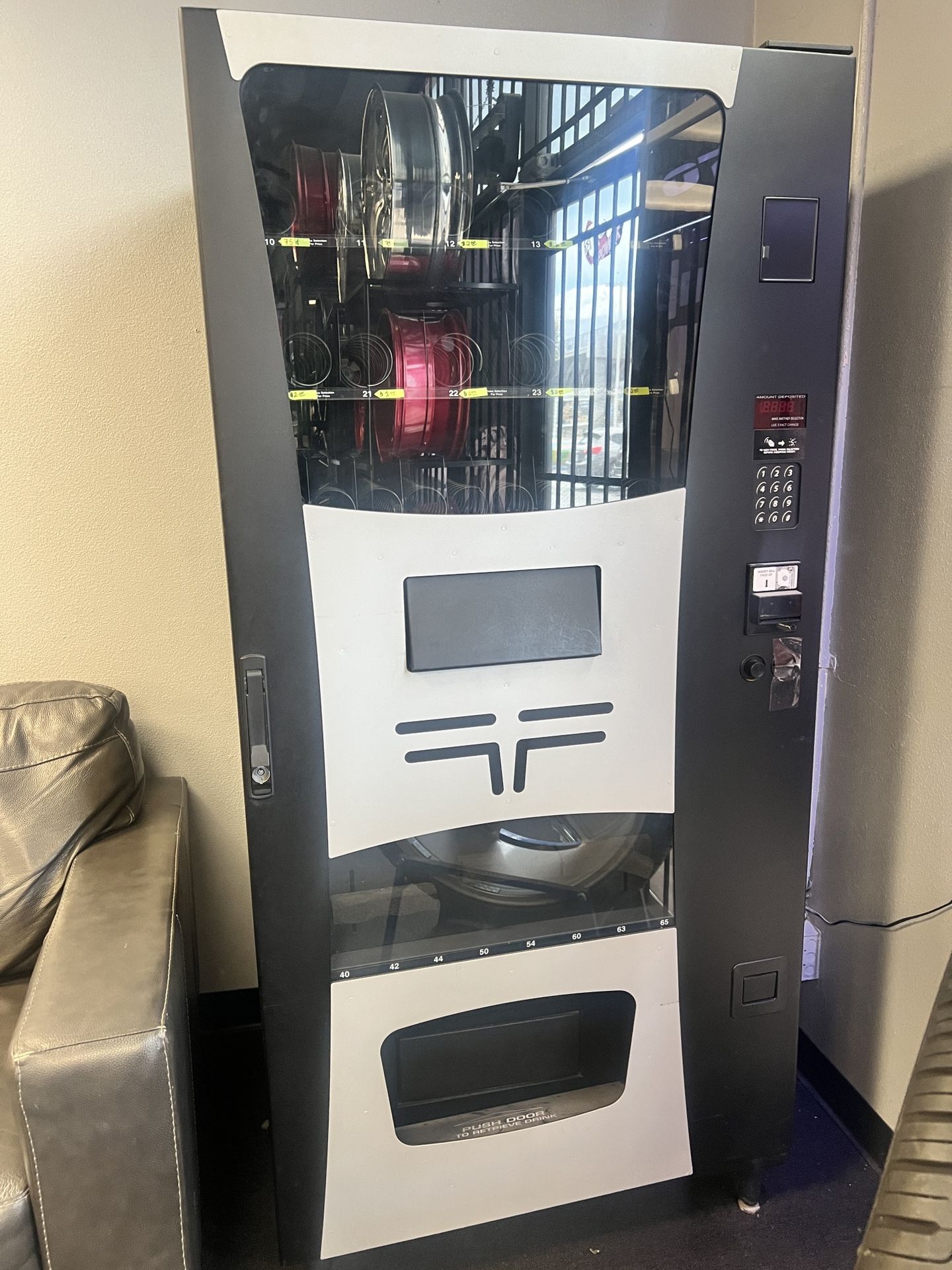 Wittern 3589 Combo Vending Machine for Sale in Riverside, CA - OfferUp