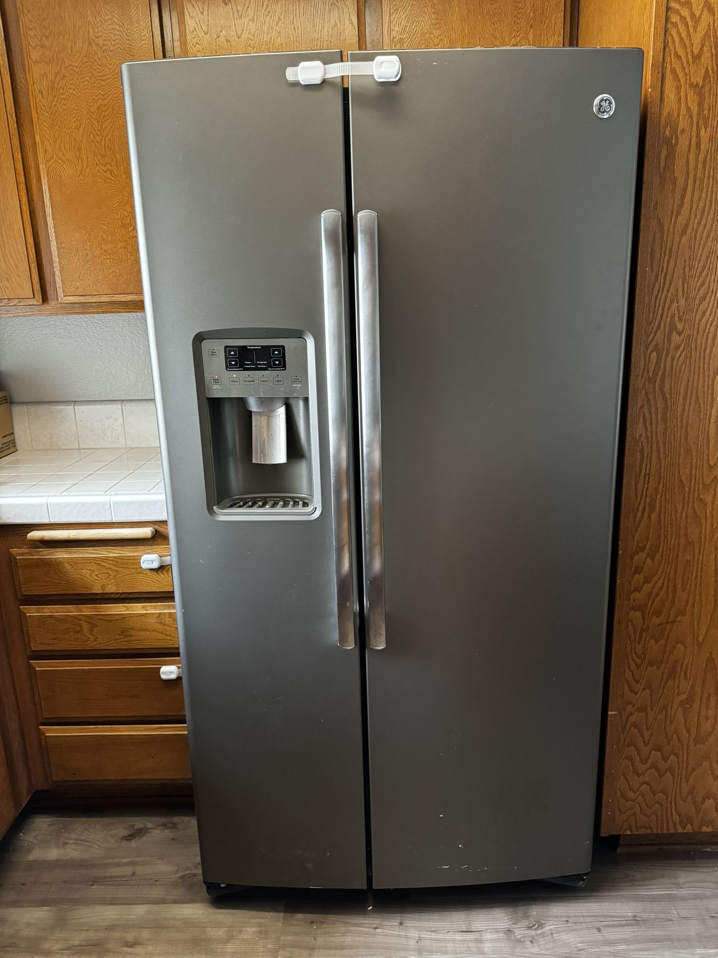 General Electric Refrigerator $250 OBO for Sale in Corona, CA - OfferUp