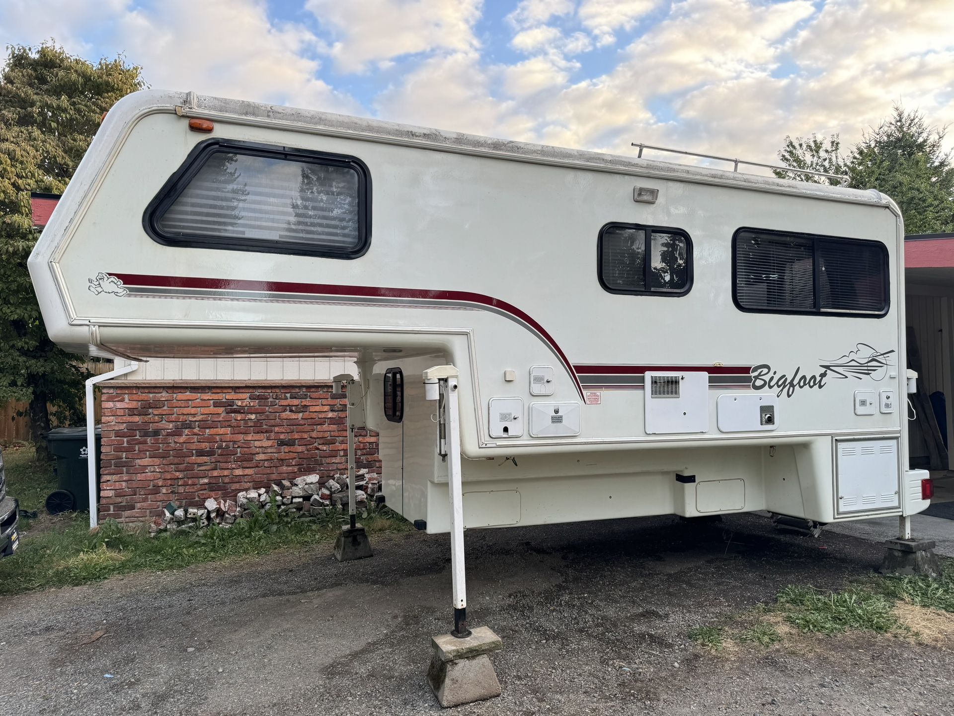 2000 Bigfoot overhead camper 18ft fully self contained. Full size ...