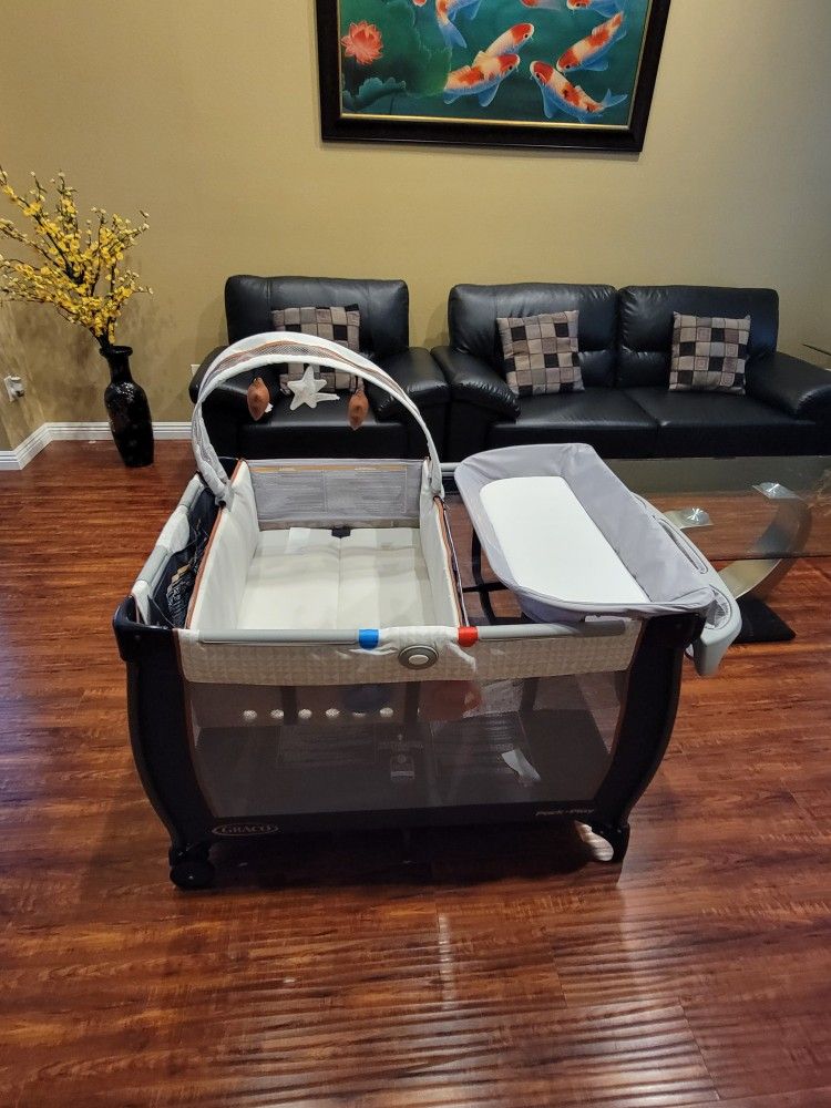 Graco 6 In 1 Portible Crib for Sale in Riverside, CA - OfferUp