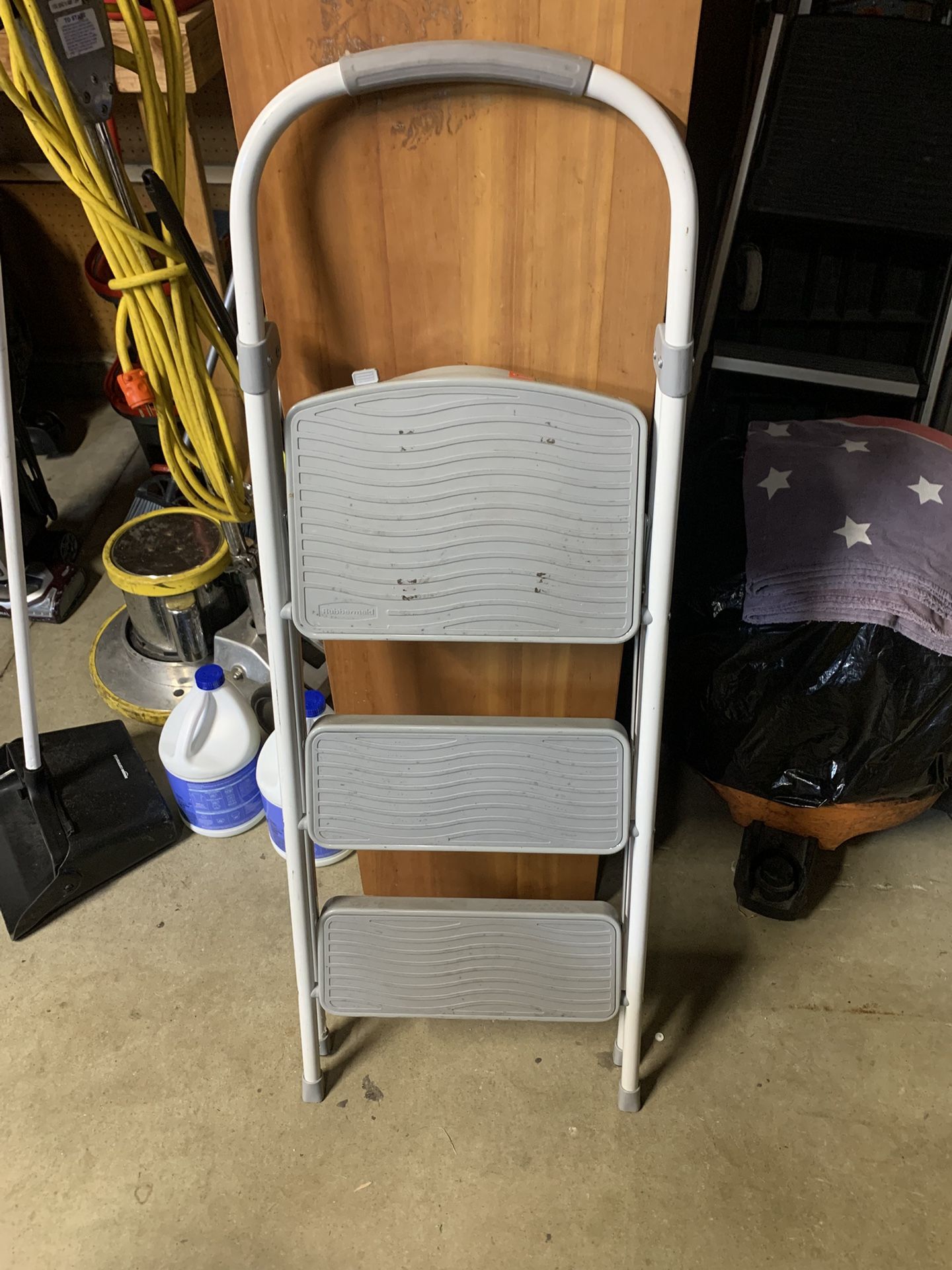 Rubbermaid 3 Step Ladder for Sale in Oceanside, CA - OfferUp