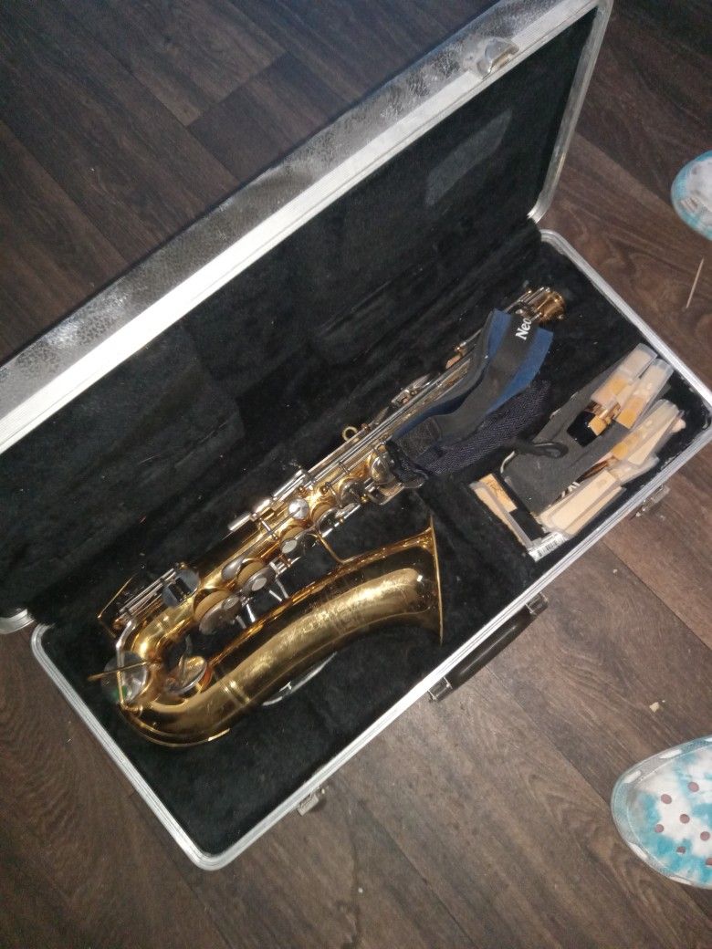 BUNDY SELMER SAXAPHONE for Sale in Las Vegas, NV - OfferUp