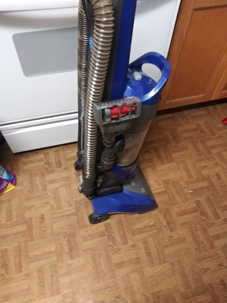 Hoover 12 amp WindTunnel vacuum for Sale in Renton, WA - OfferUp