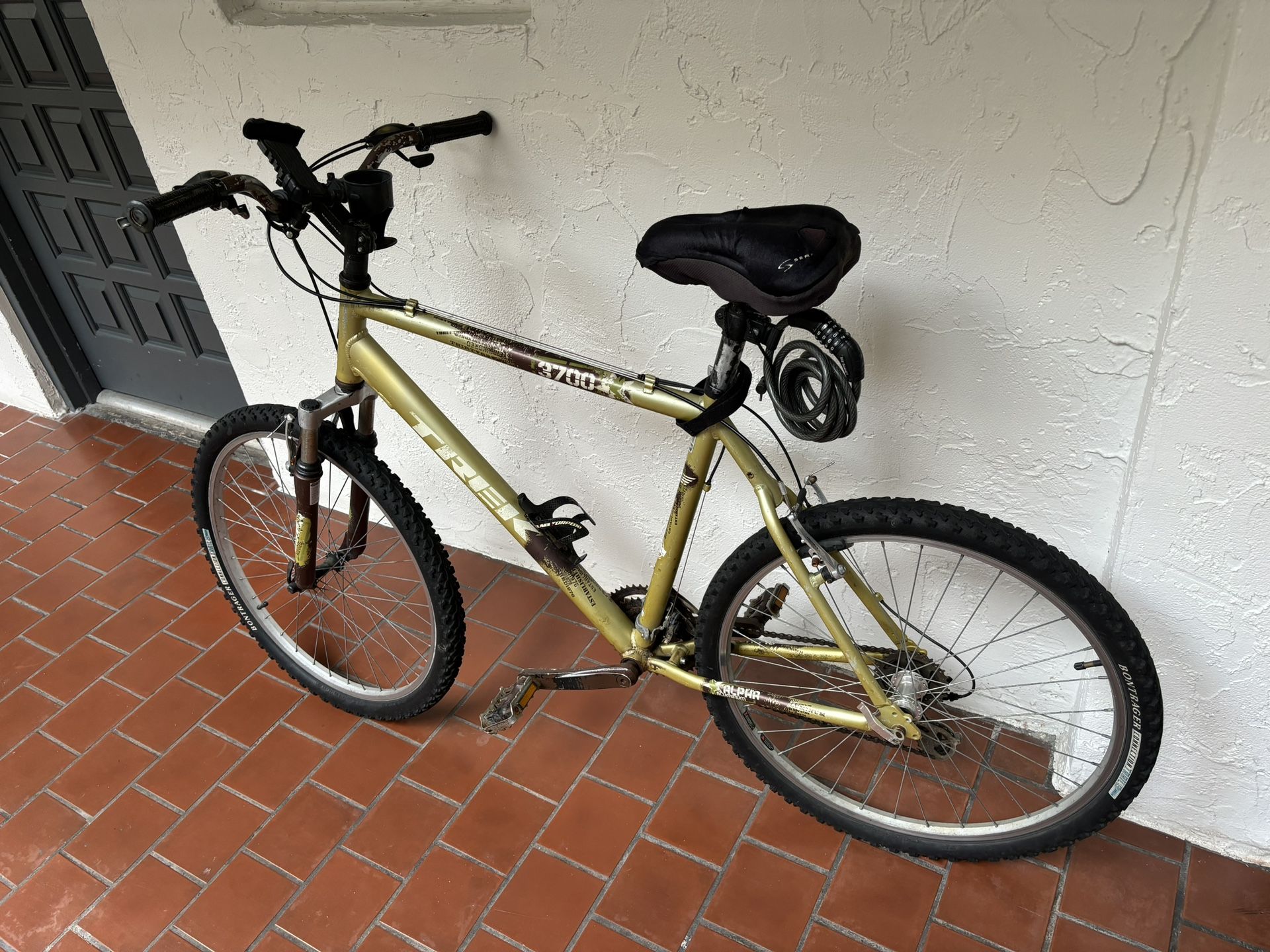 Trek 3700 Mountain bike w/ Stand for Sale in Miami, FL - OfferUp