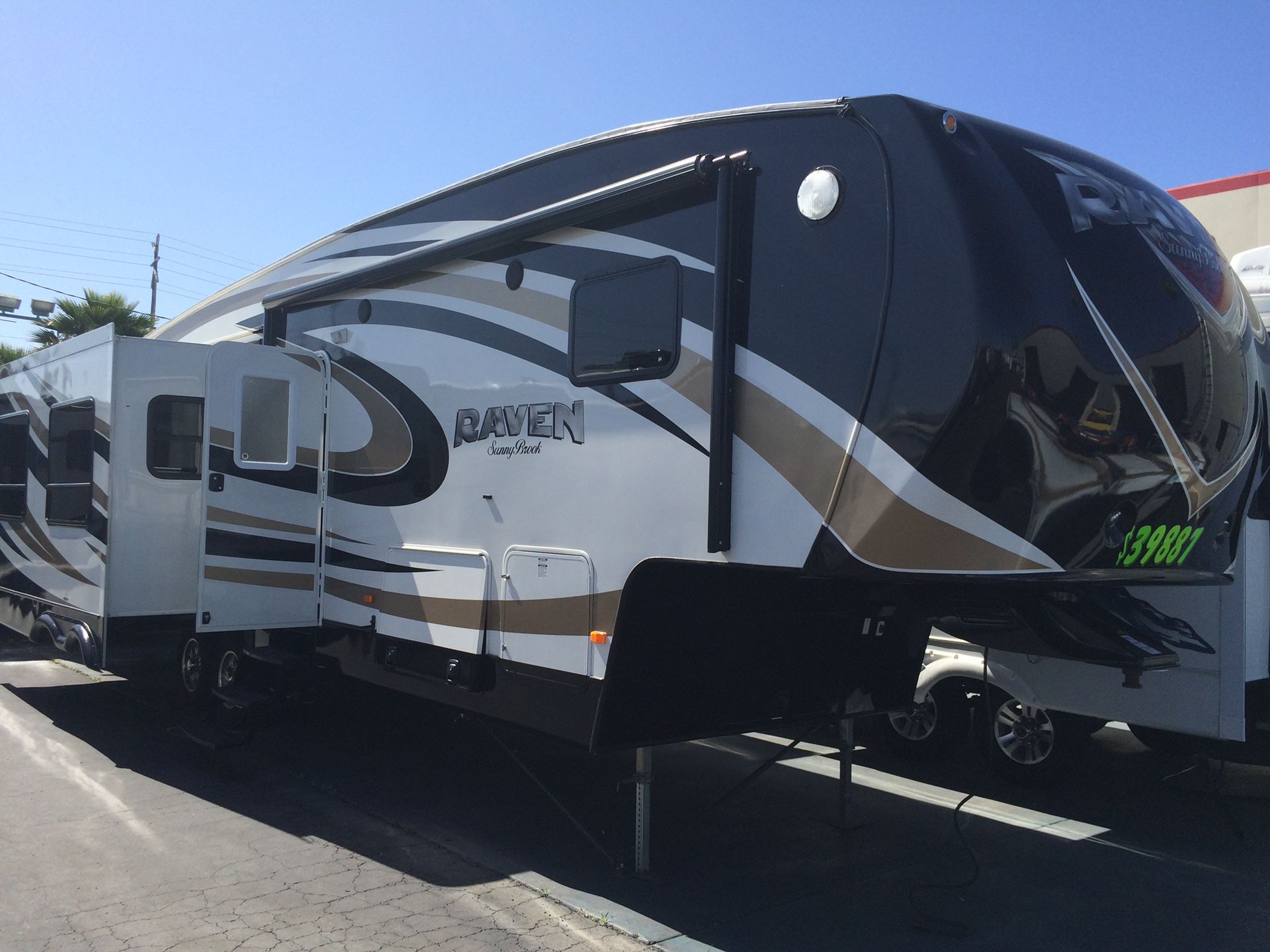 2012 Sunnybrook Raven 3300ck by Winnebago for Sale in Irvine, CA - OfferUp