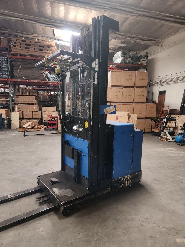 Crown order picker 24 ft high for Sale in Anaheim, CA - OfferUp
