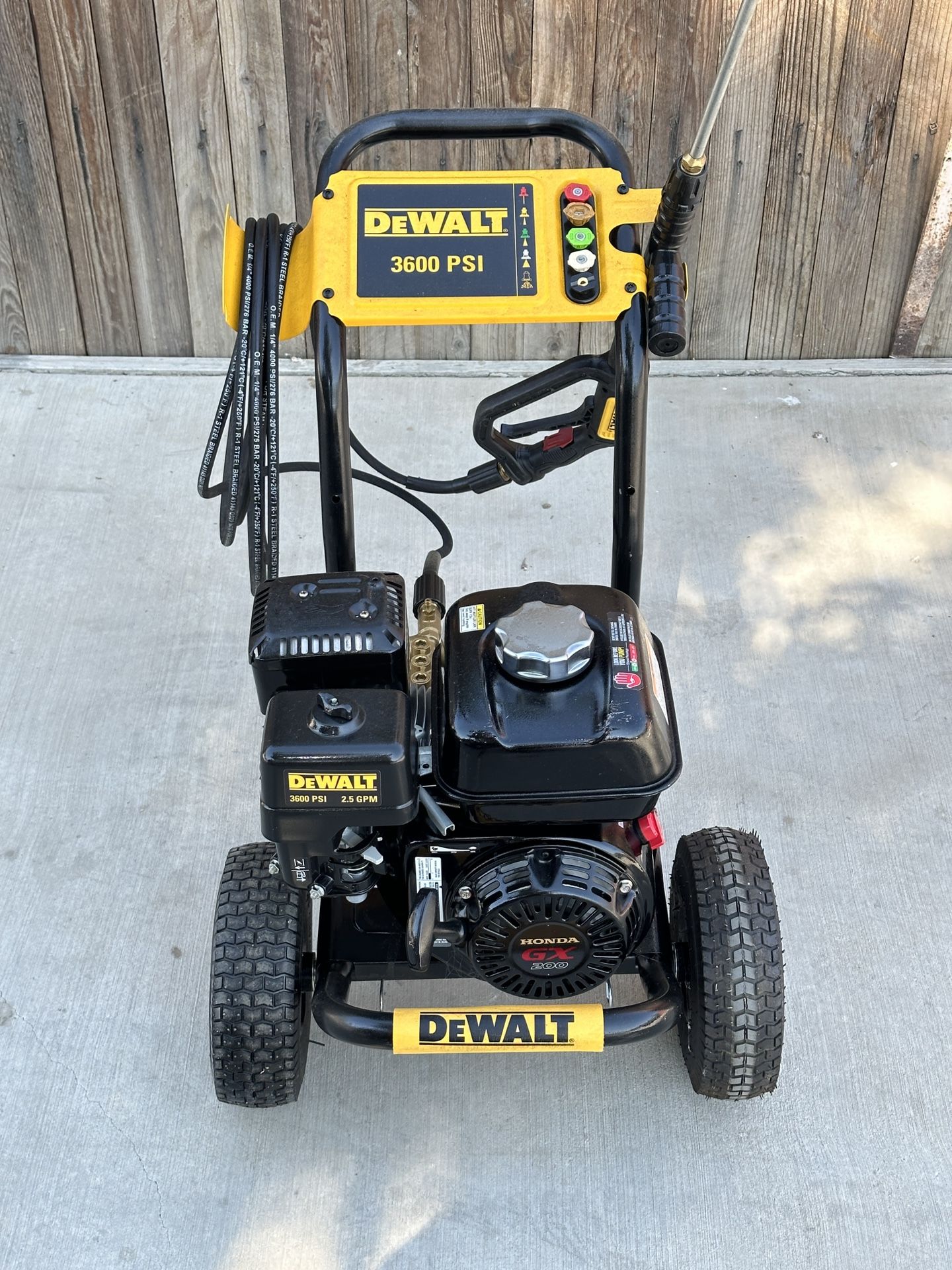 DEWALT DEWALT 3600 PSI 2.5 GPM Gas Cold Water Professional Pressure ...
