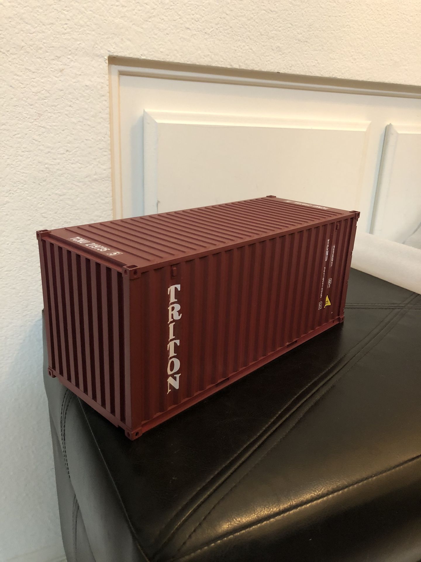 1:20 Triton Shipping Container 20' Standard model AS IS ( Minor dmg ...