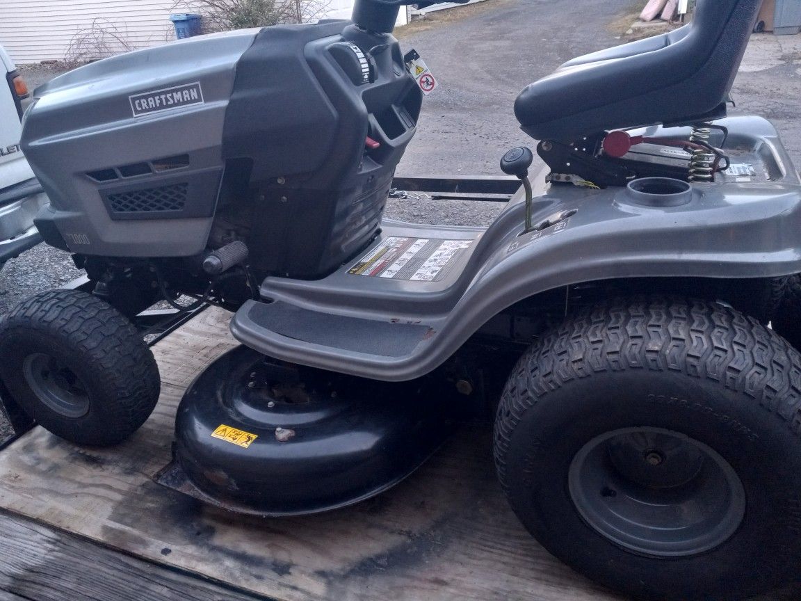 Selling 2 CRAFTSMAN RIDING MOWERS BOTH RUN CUT PERFECTLY SELLING AS A ...