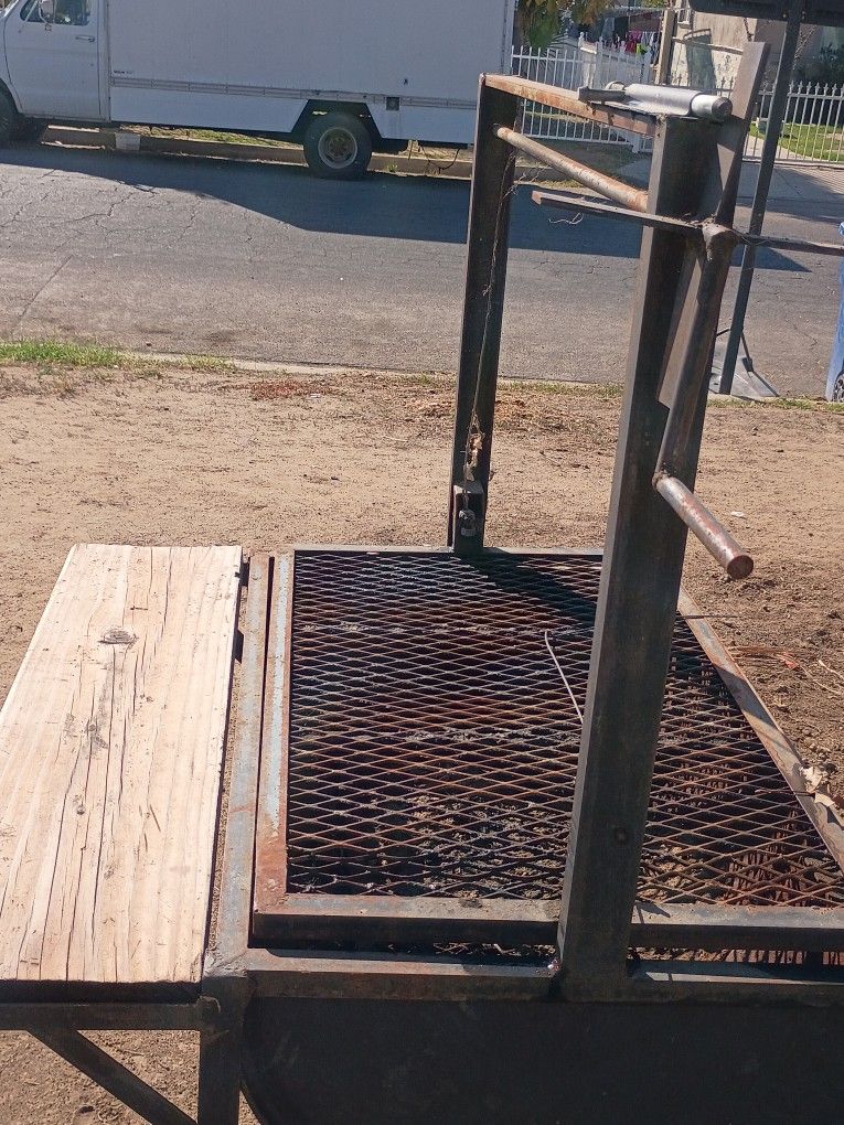 Santa Maria Style BBQ Grill .. Needs A Little Cleaning Has Wheels for ...