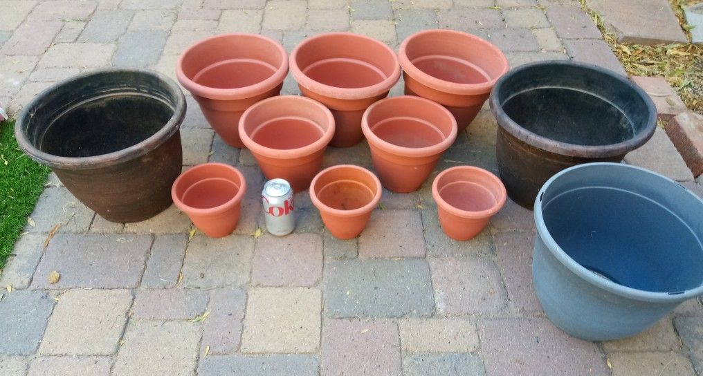 11 Plastic Pots With Drain Holes for Sale in Chandler, AZ - OfferUp